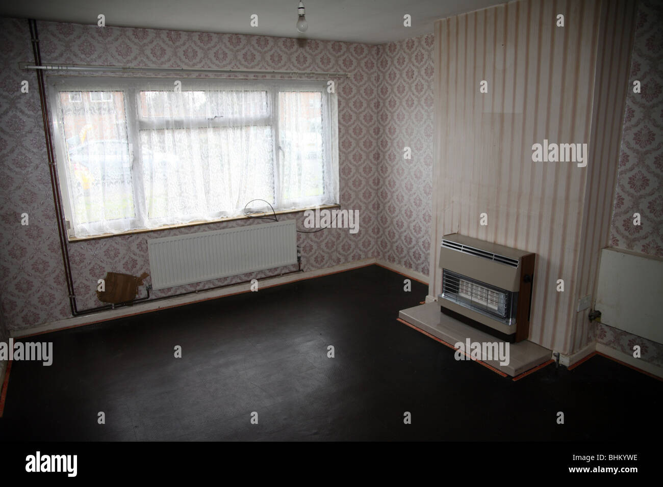 Empty front room in side a empty house, bungalow Stock Photo - Alamy