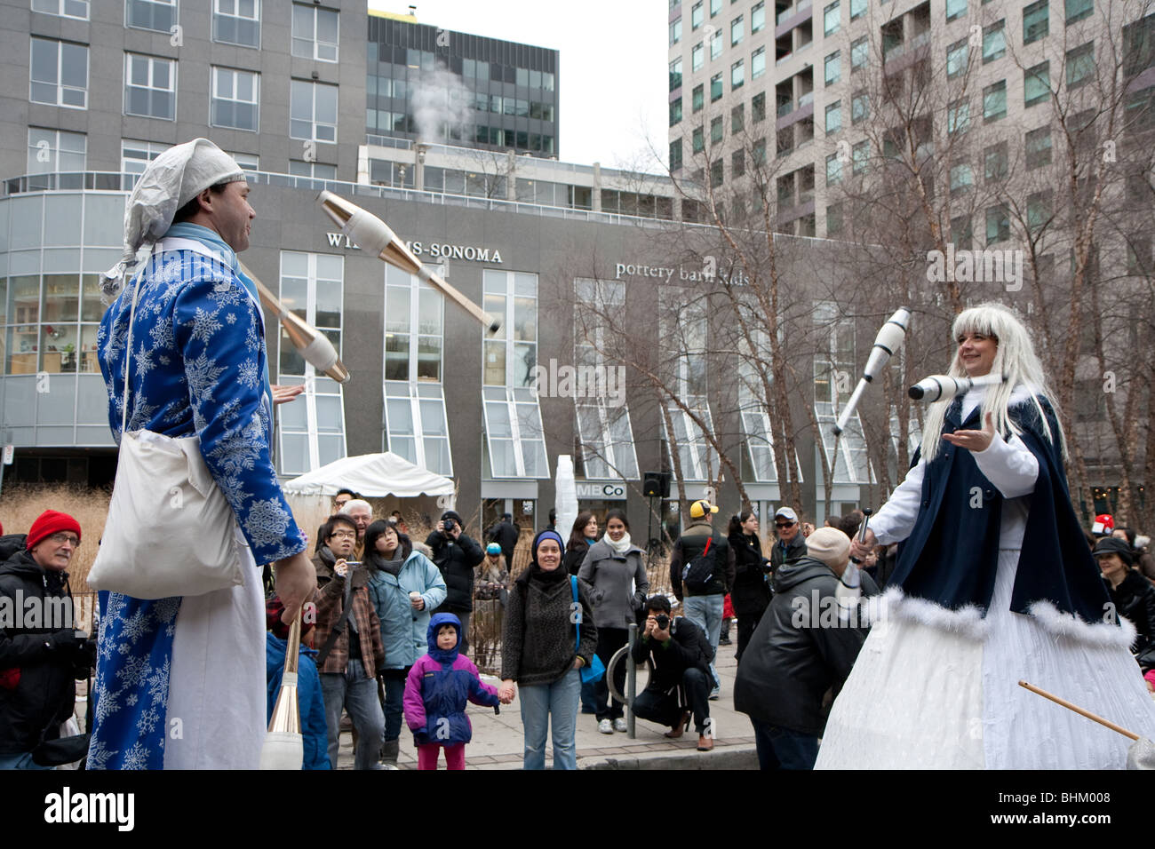 juggler jugglers performing winter crowd outdoor Stock Photo - Alamy