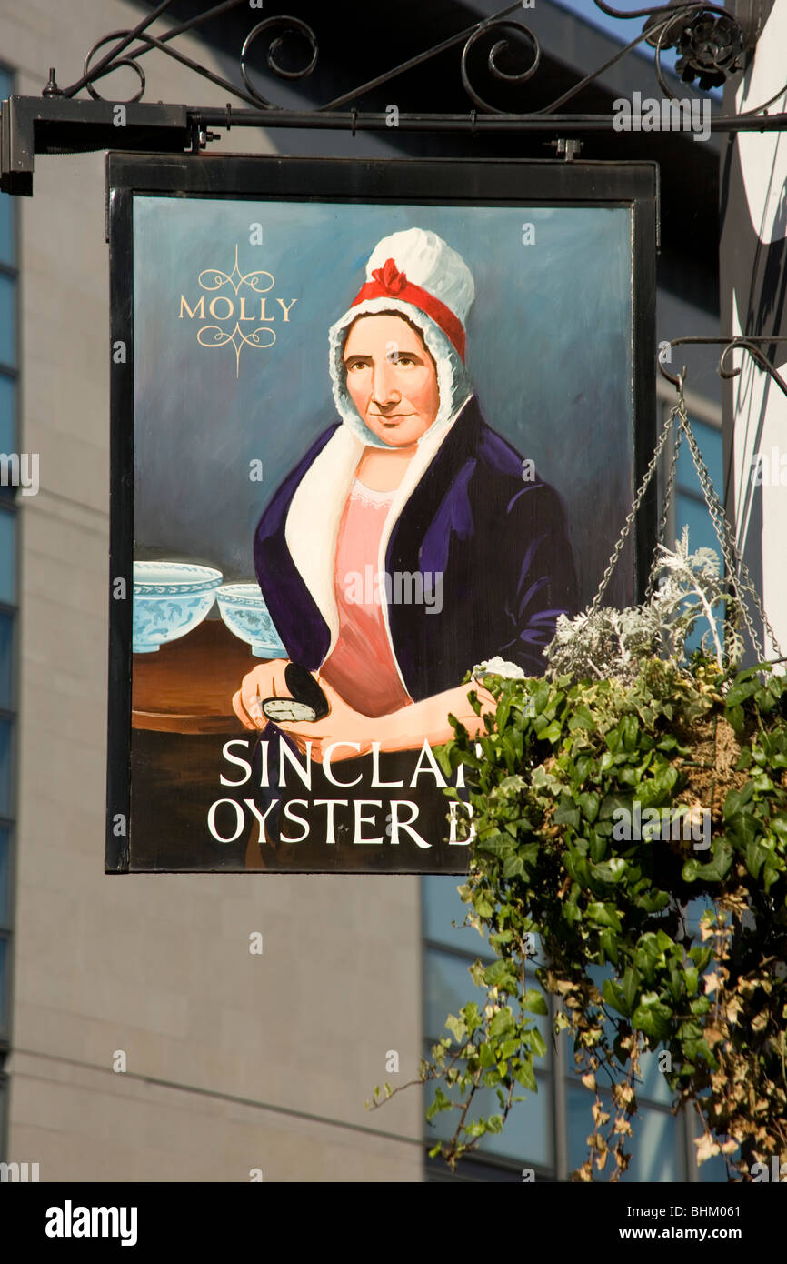 Sinclairs Oyster Bar on Cathedral Street Manchester Stock Photo - Alamy