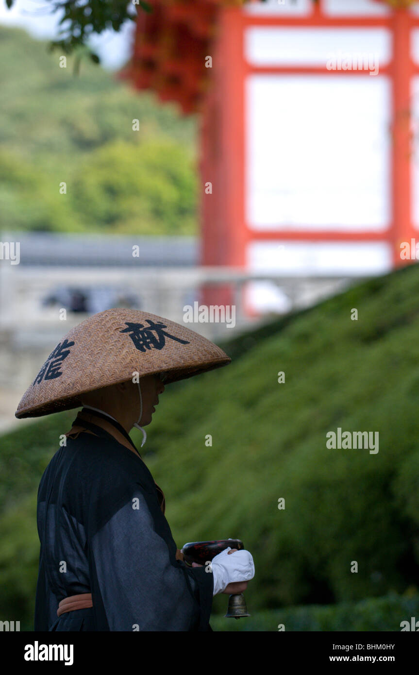 Buddhist Monk receiving alms in Kyoto, Japan Stock Photo - Alamy Buddhist Monk receiving alms in Kyoto, Japan Stock Photo - Alamy