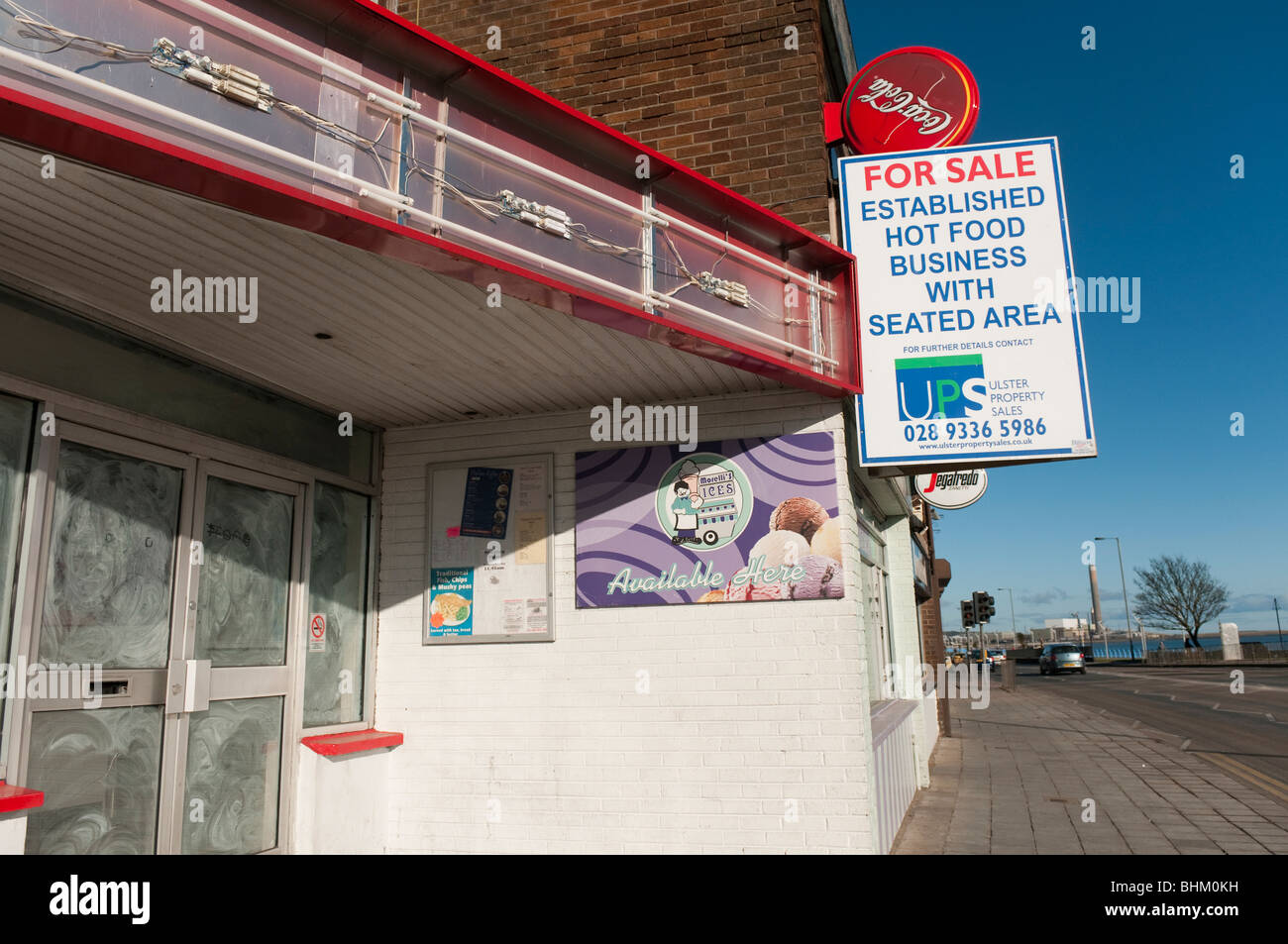 For Sale sign on a closed Fast Food restaurant/cafe Stock Photo - Alamy