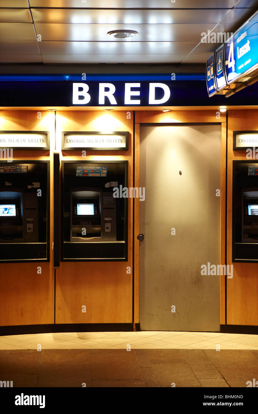 Atm in paris france hi-res stock photography and images - Alamy