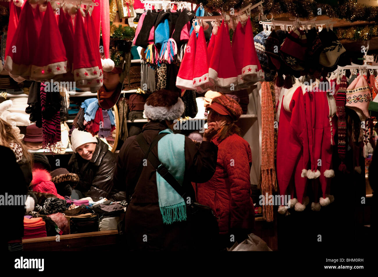 Santa claus sleigh city hi-res stock photography and images - Alamy