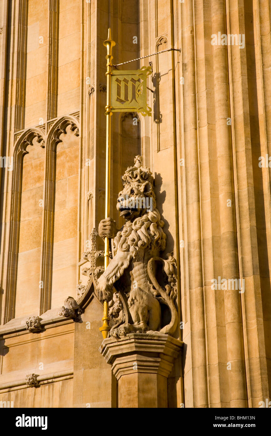 Rampant lion and crown hi-res stock photography and images - Alamy