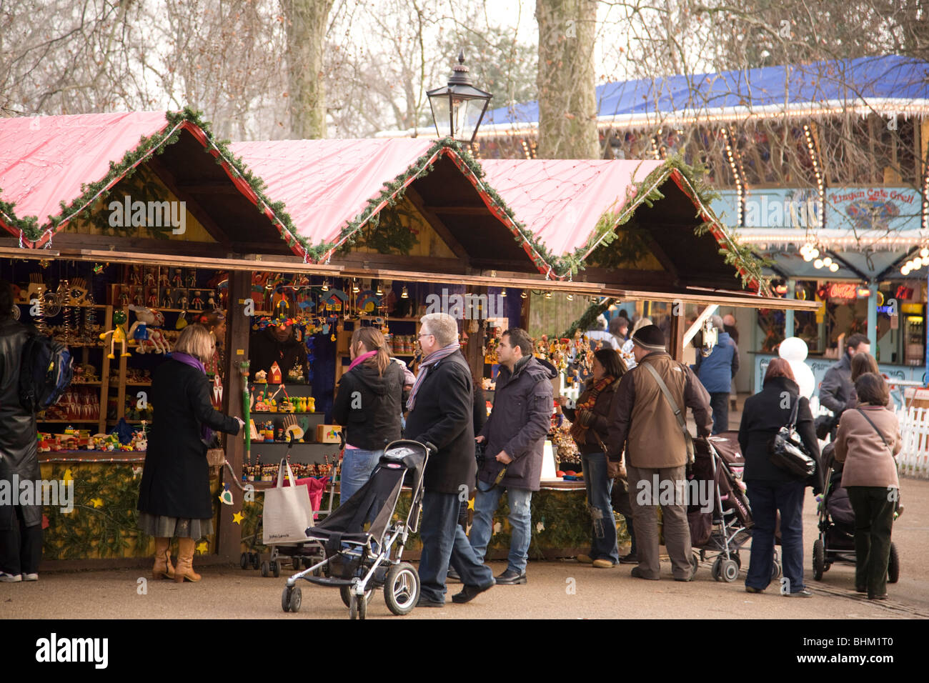 Hyde park winter wonderland stalls hi-res stock photography and images ...