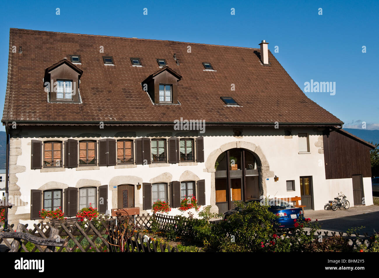Traditional swiss house hi-res stock photography and images - Alamy