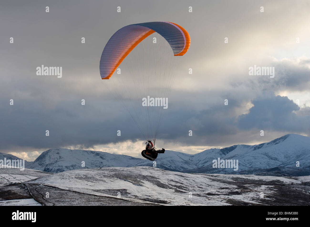 Flying with parapente hi-res stock photography and images - Alamy