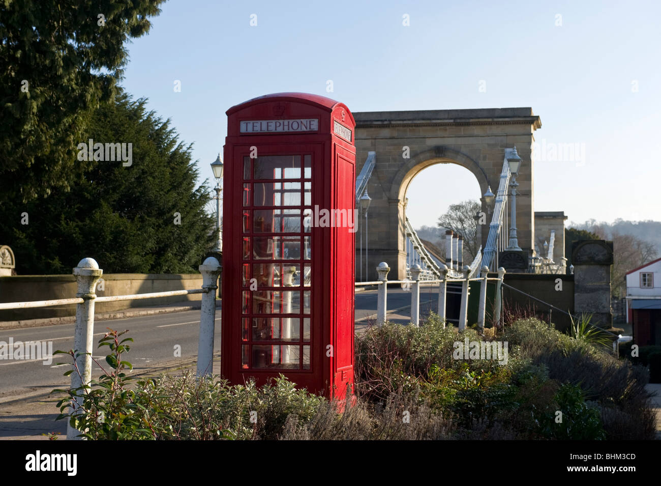 Red telephone phone box hi-res stock photography and images - Alamy
