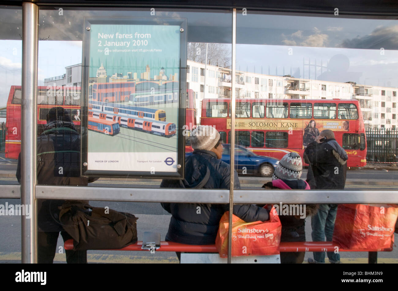 Women bus stop uk hi-res stock photography and images - Alamy