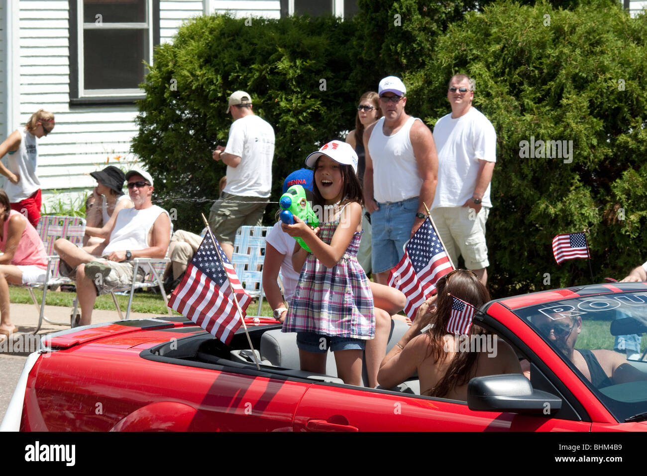 Crowd 4th of july parade flag hi-res stock photography and images - Alamy