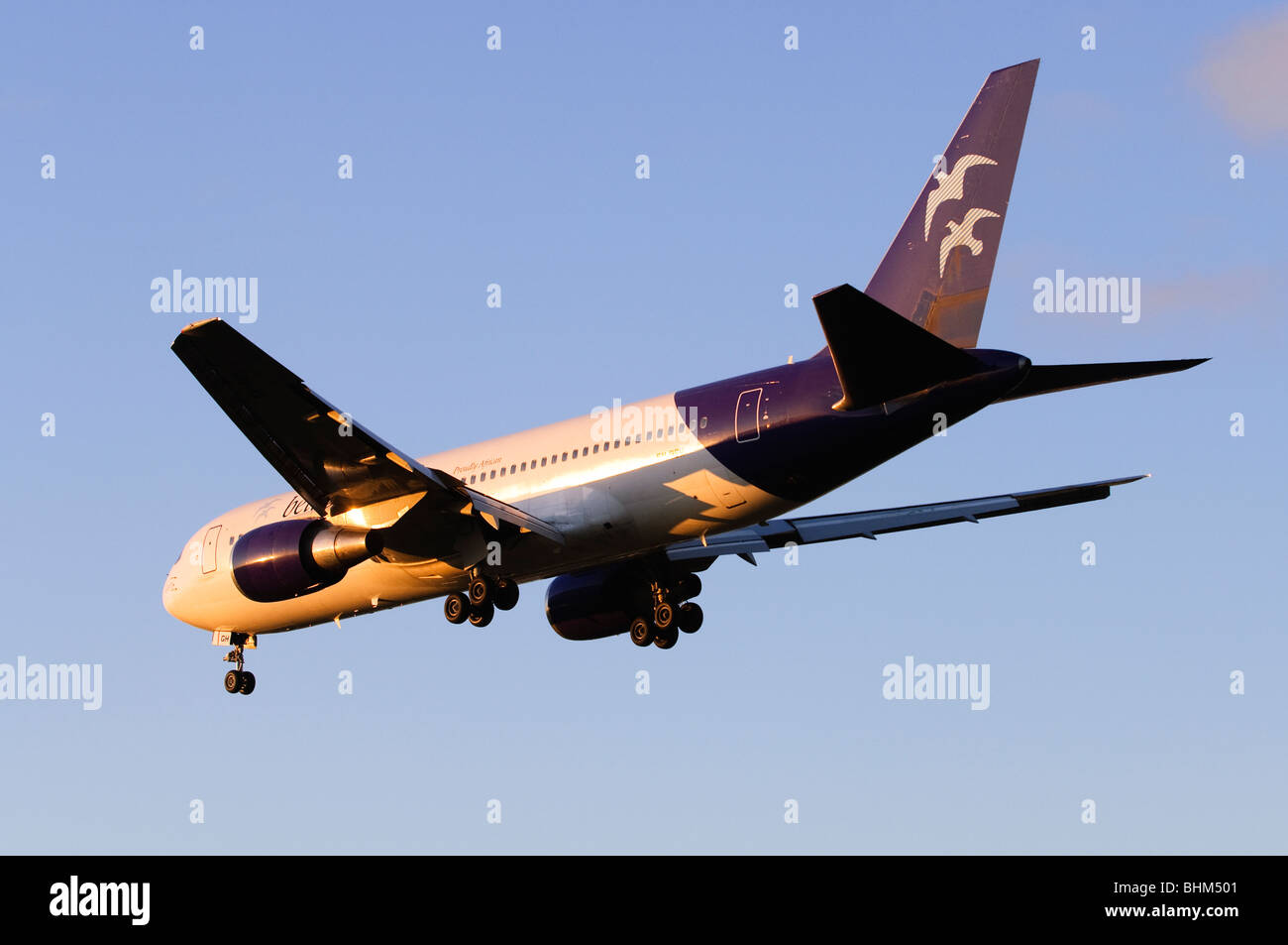 Boeing 767 landing hi-res stock photography and images - Alamy