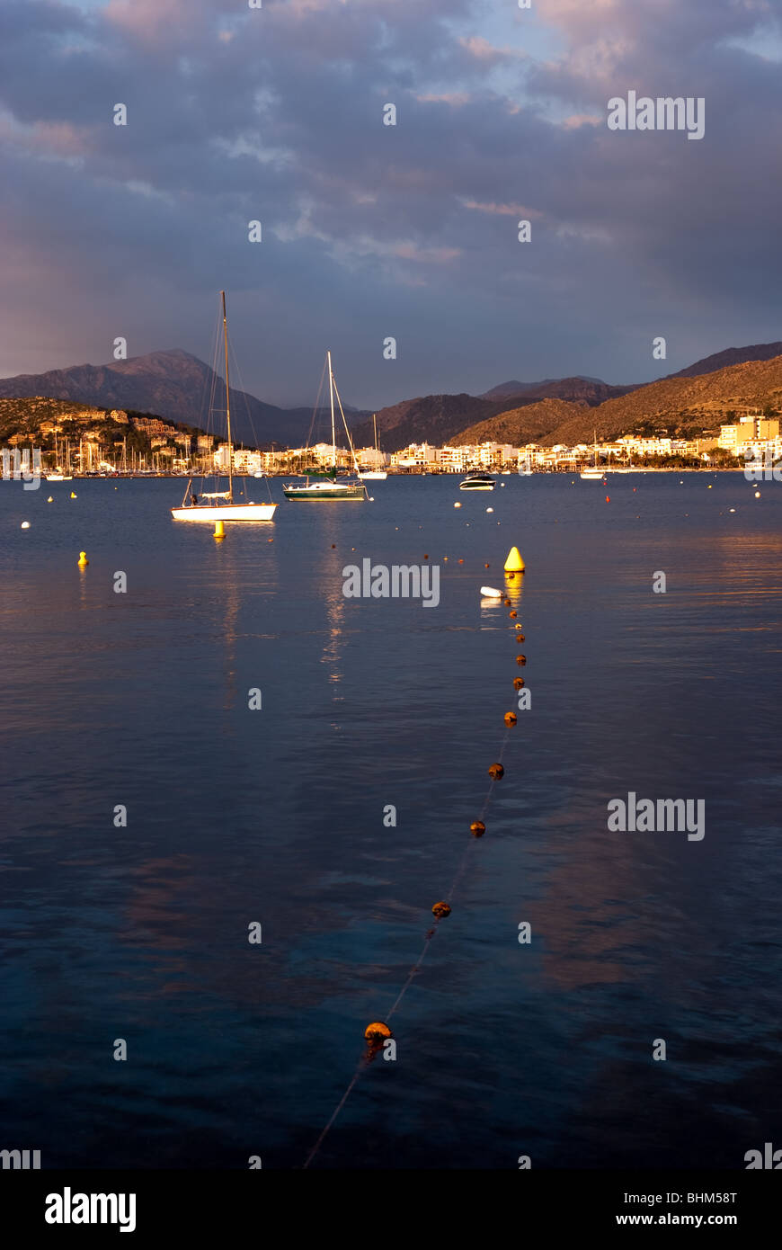 puerto pollensa bay mallorca Stock Photo - Alamy
