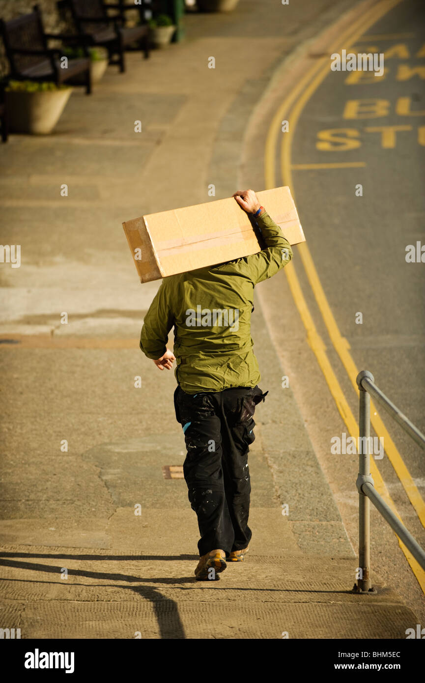 Man carrying a big box hi-res stock photography and images - Alamy