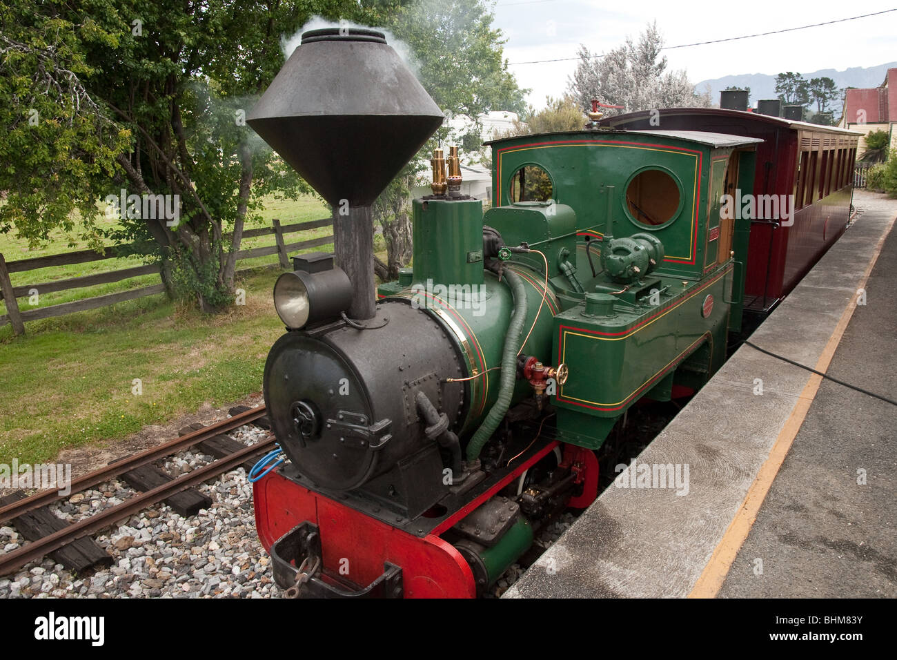 Green and red steam train hi-res stock photography and images - Alamy