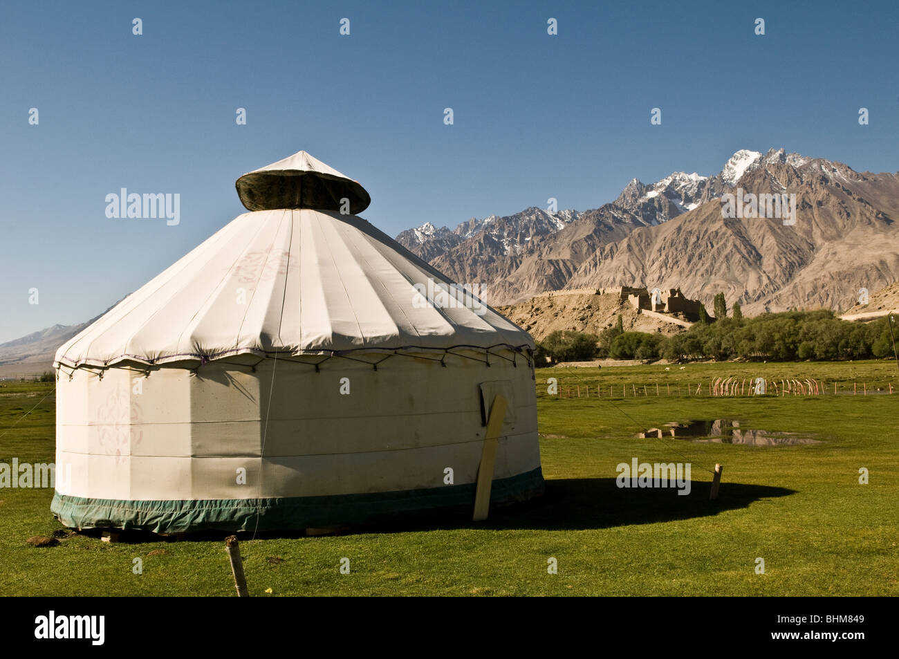 A yurt / Ger in the vast grasslands Stock Photo - Alamy