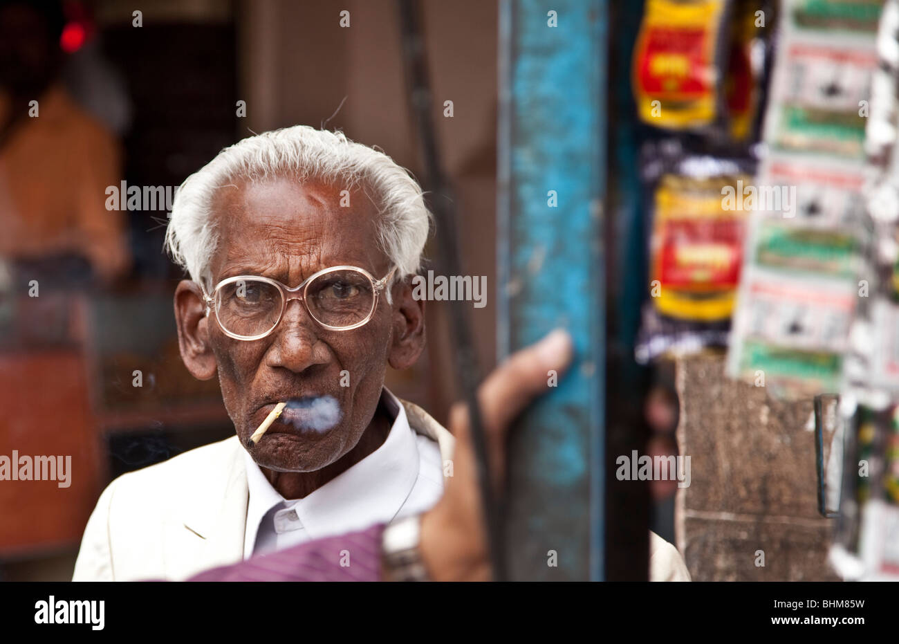 India bidi smoke old man hi-res stock photography and images - Alamy