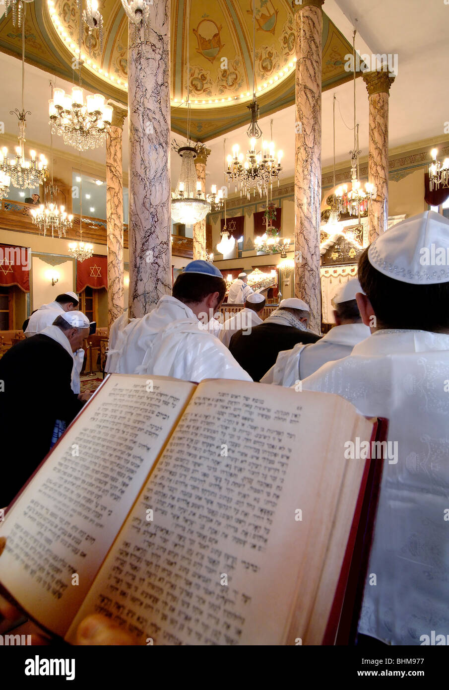 Synagogue jews praying hi-res stock photography and images - Alamy