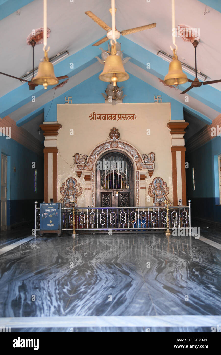 Hindu temple interior hi-res stock photography and images - Alamy