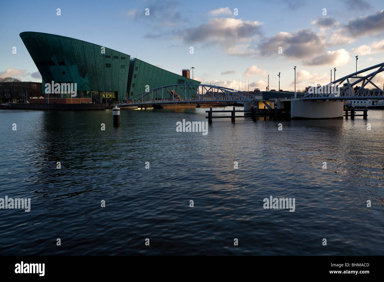 Holland, Amterdam, New Metropolis museum - Nemo, bridge Stock Photo - Alamy