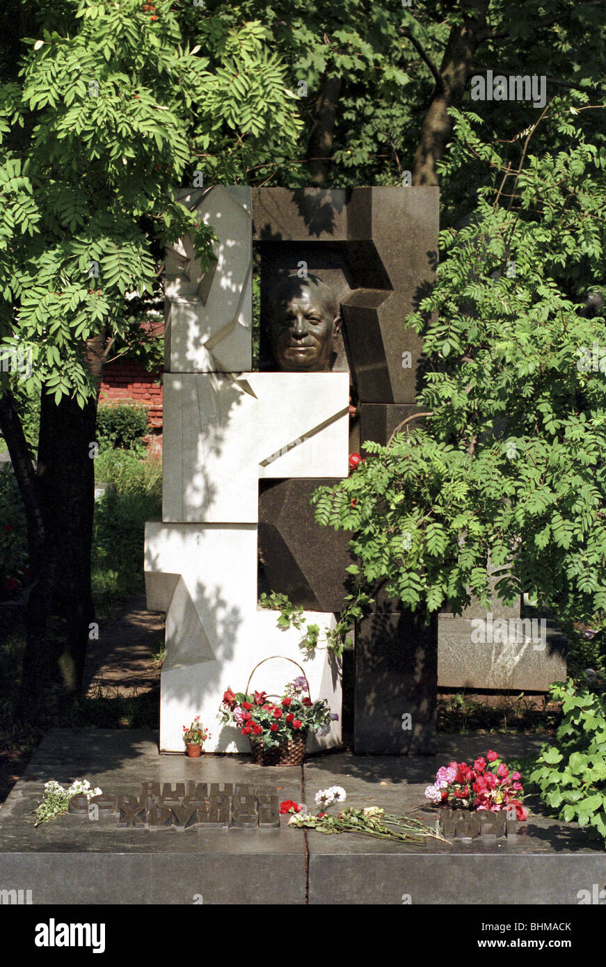 Gravestone of Nikita Khrushchev at the Novodevichy Cemetery, Moscow ...