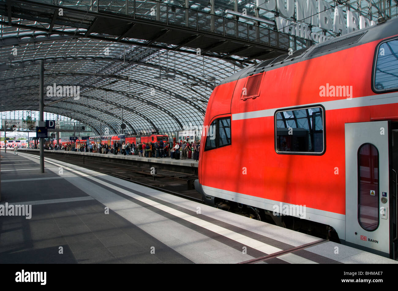 Ground-level platform of the Berlin Hauptbahnhof central railway ...