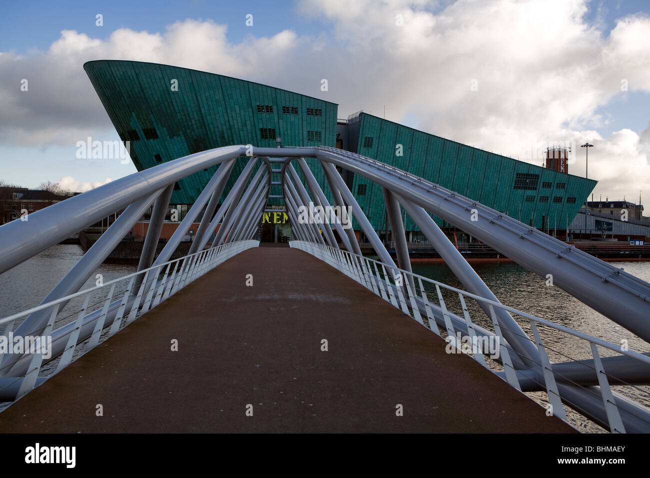 Holland, Amterdam, New Metropolis museum - Nemo, bridge Stock Photo - Alamy