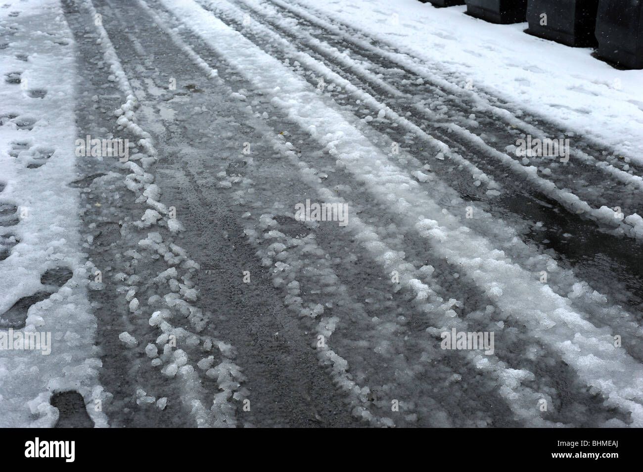 Car tyre tracks in the snow Stock Photo - Alamy