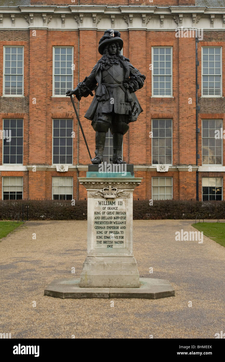 Statue of William III outside the entrance to Kensington Palace, Hayde ...