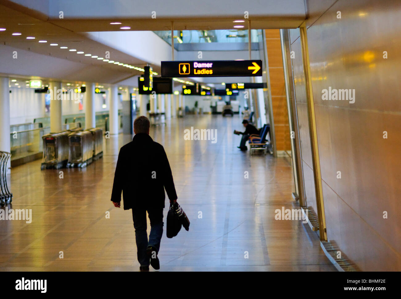 Man walking to boarding gate for flight Stock Photo - Alamy