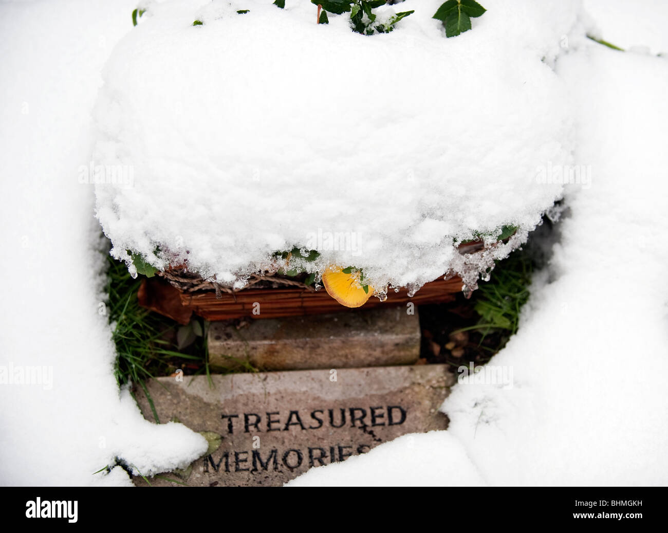 Snow covered grave Stock Photo - Alamy
