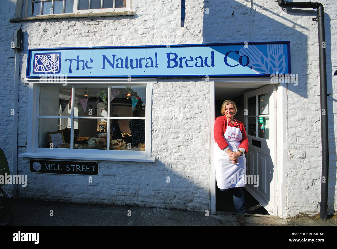 British Village Shopkeeper High Resolution Stock Photography and Images ...