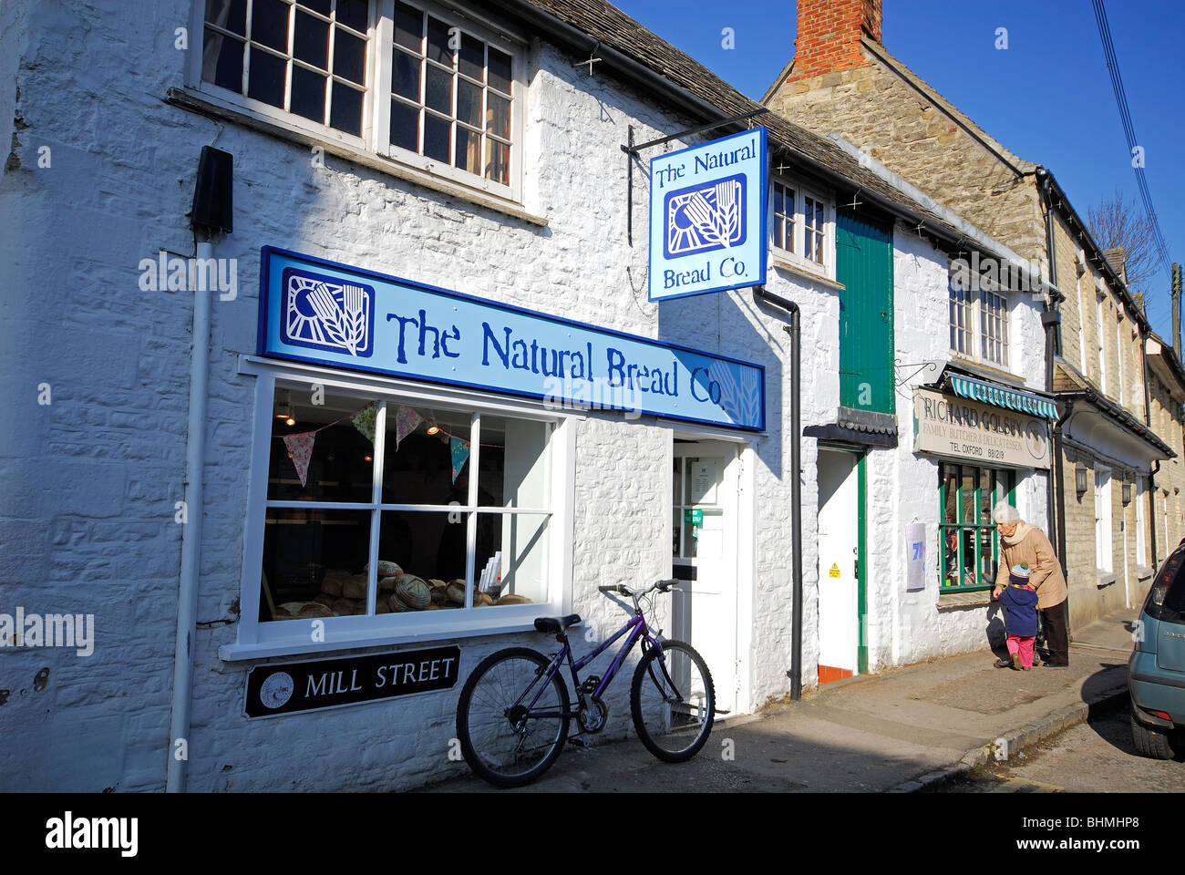 EYNSHAM, OXFORDSHIRE, UK. A traditional British village high street ...