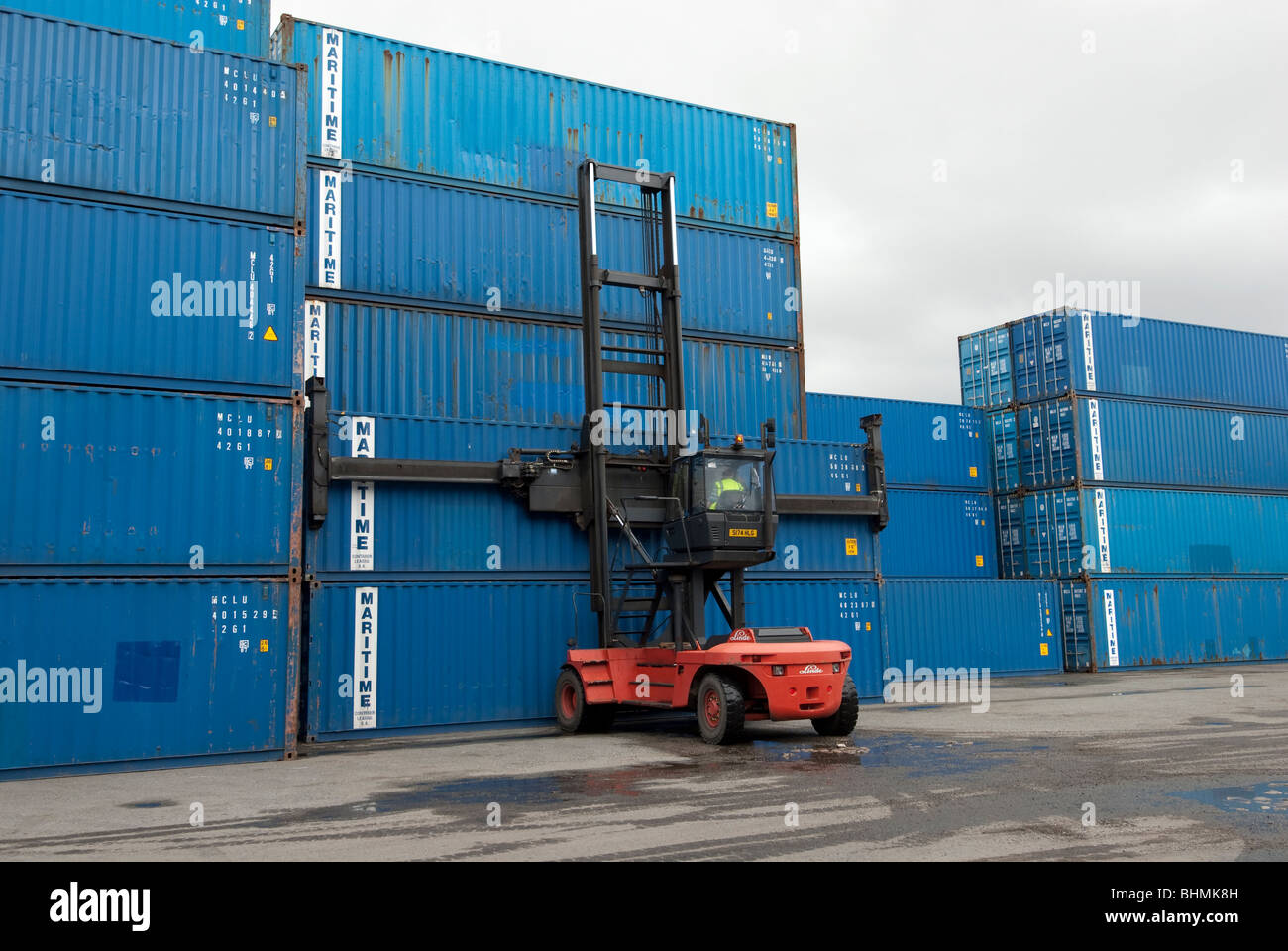 Crane moving container hi-res stock photography and images - Alamy