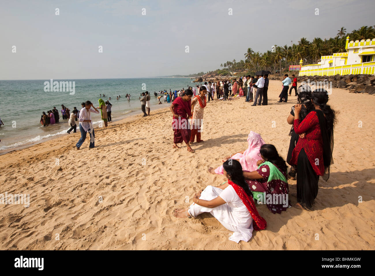 Tourists on the beach asia hi-res stock photography and images - Alamy