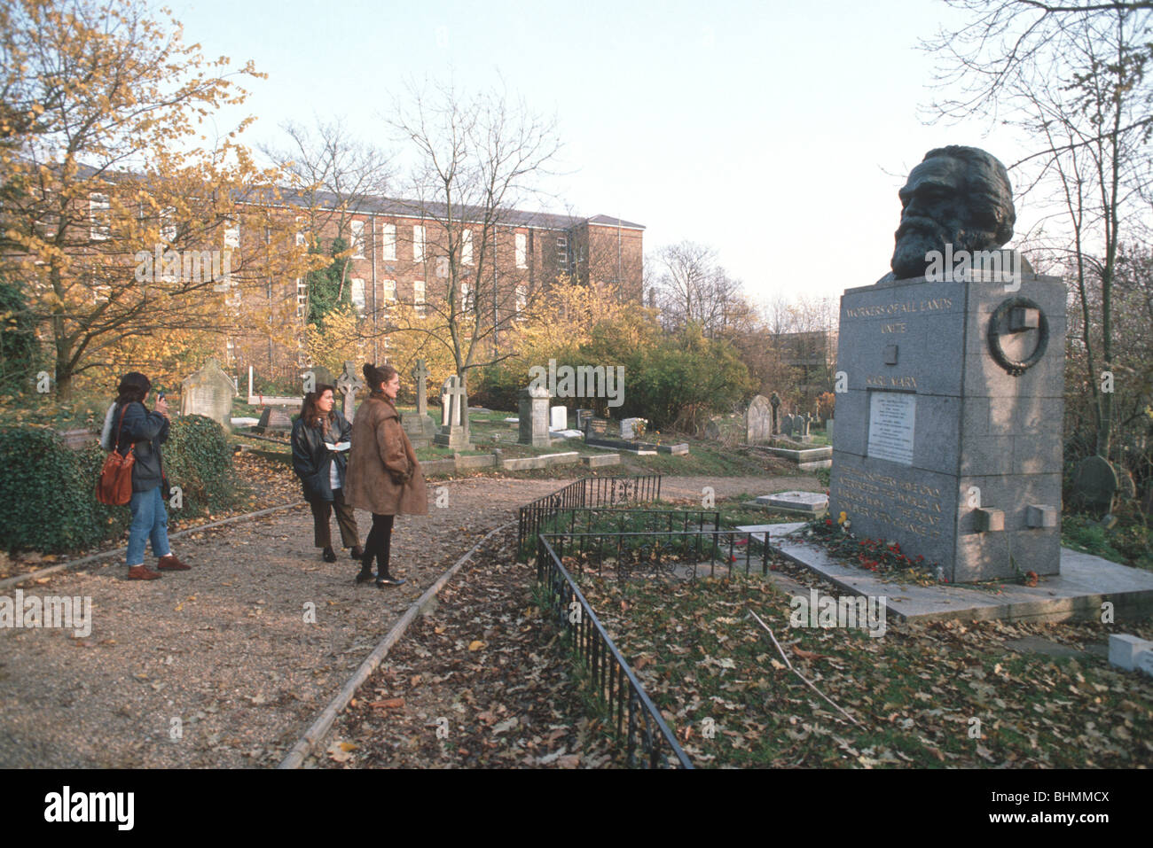 UK VISITORS TO KARL MARX TOMB HIGHGATE CEMETERY LONDON Stock Photo - Alamy