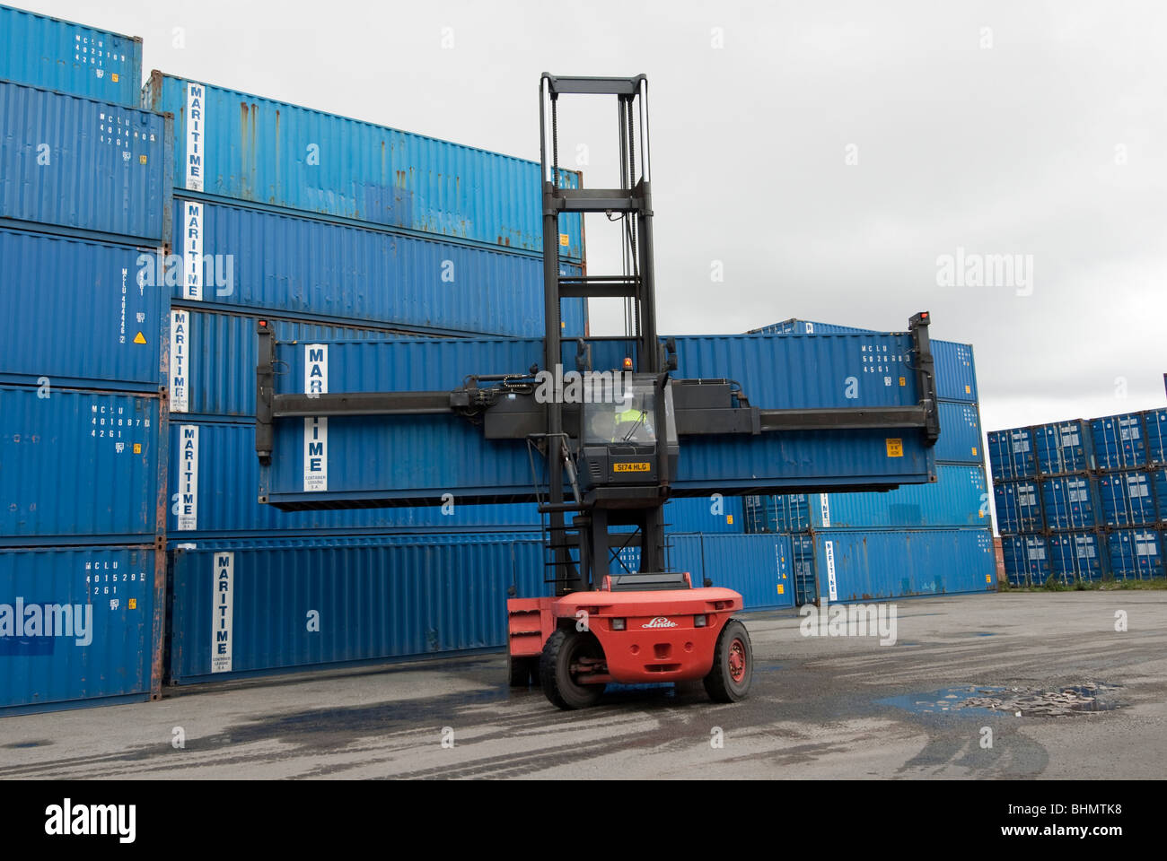 Container moving crane being used to position ships containers in ...