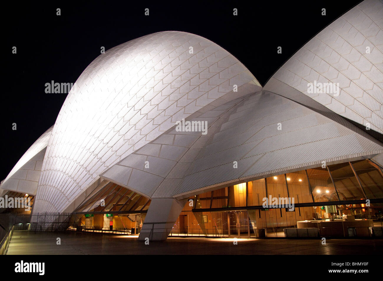 The famous Sydney Opera House whose unique architecture and position ...