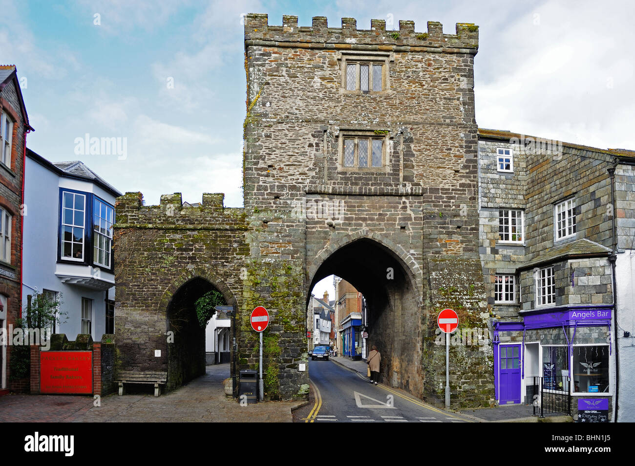 the 13th century southgate arch in launceston, cornwall, uk Stock Photo ...