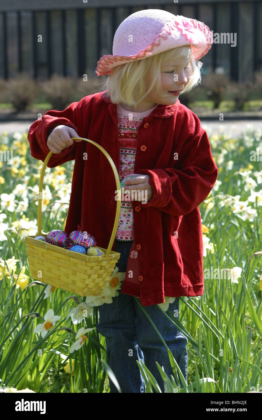 Children easter egg hunt hi-res stock photography and images - Alamy