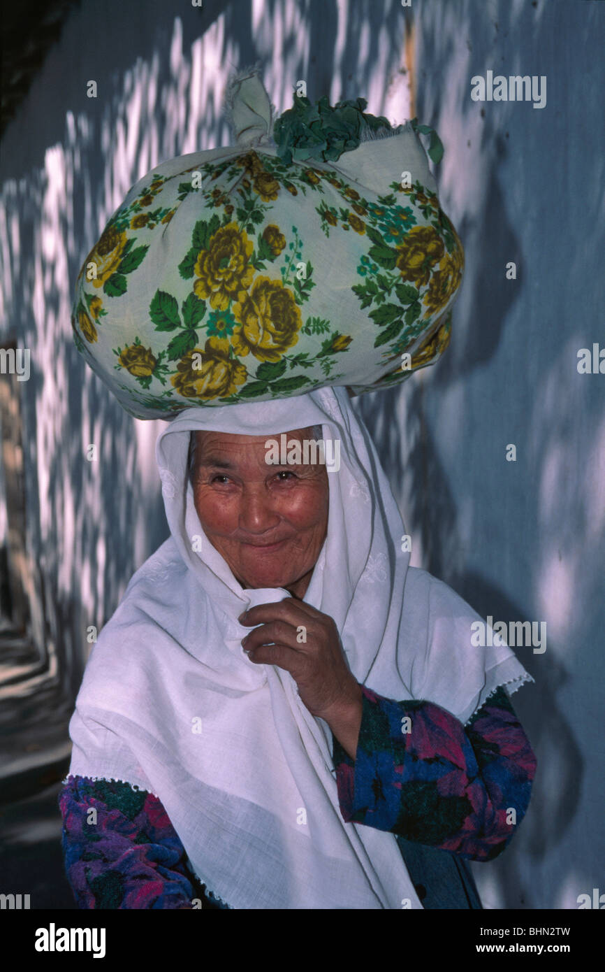 Uzbek woman in traditional costume at the market, Ferghana, Uzbekistan ...