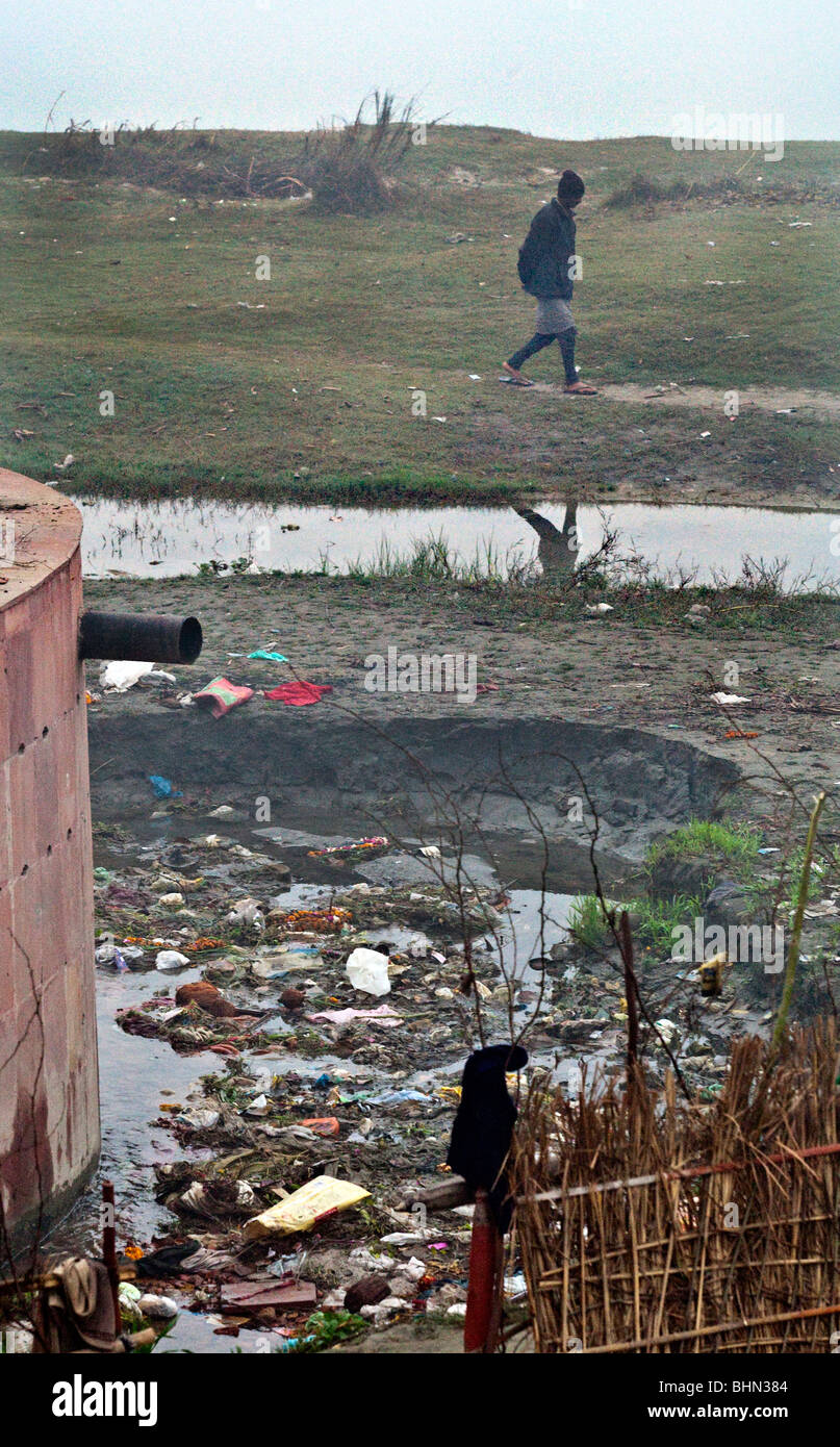 Local man conducts his morning ablutions at Yamuna River Delhi.Every ...