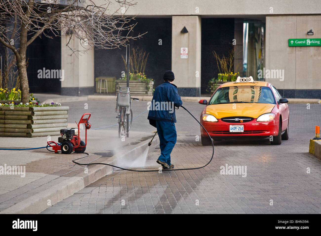 Man cleaning kerb hi-res stock photography and images - Alamy