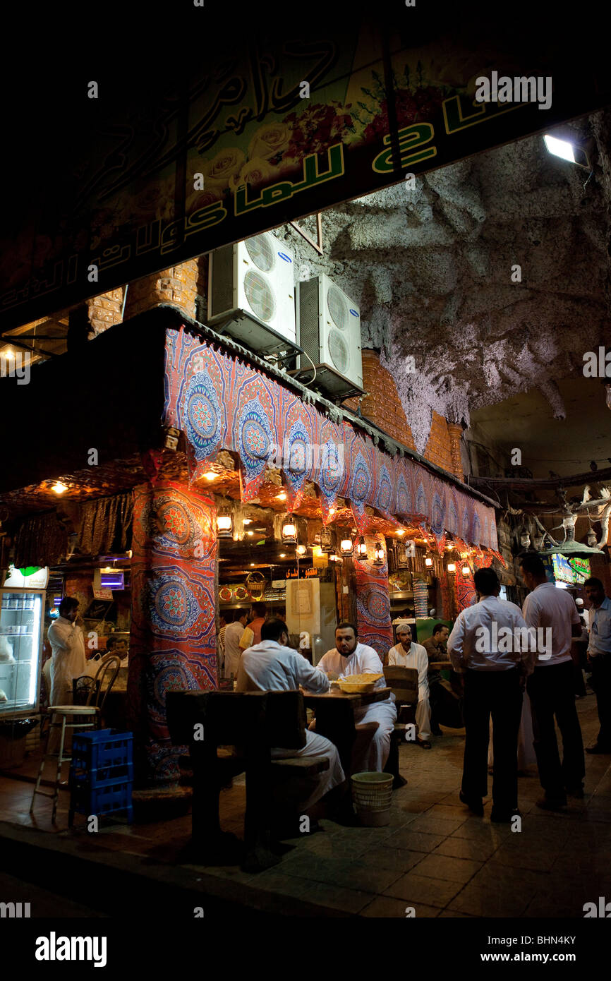 Thobe jeddah hi-res stock photography and images - Alamy