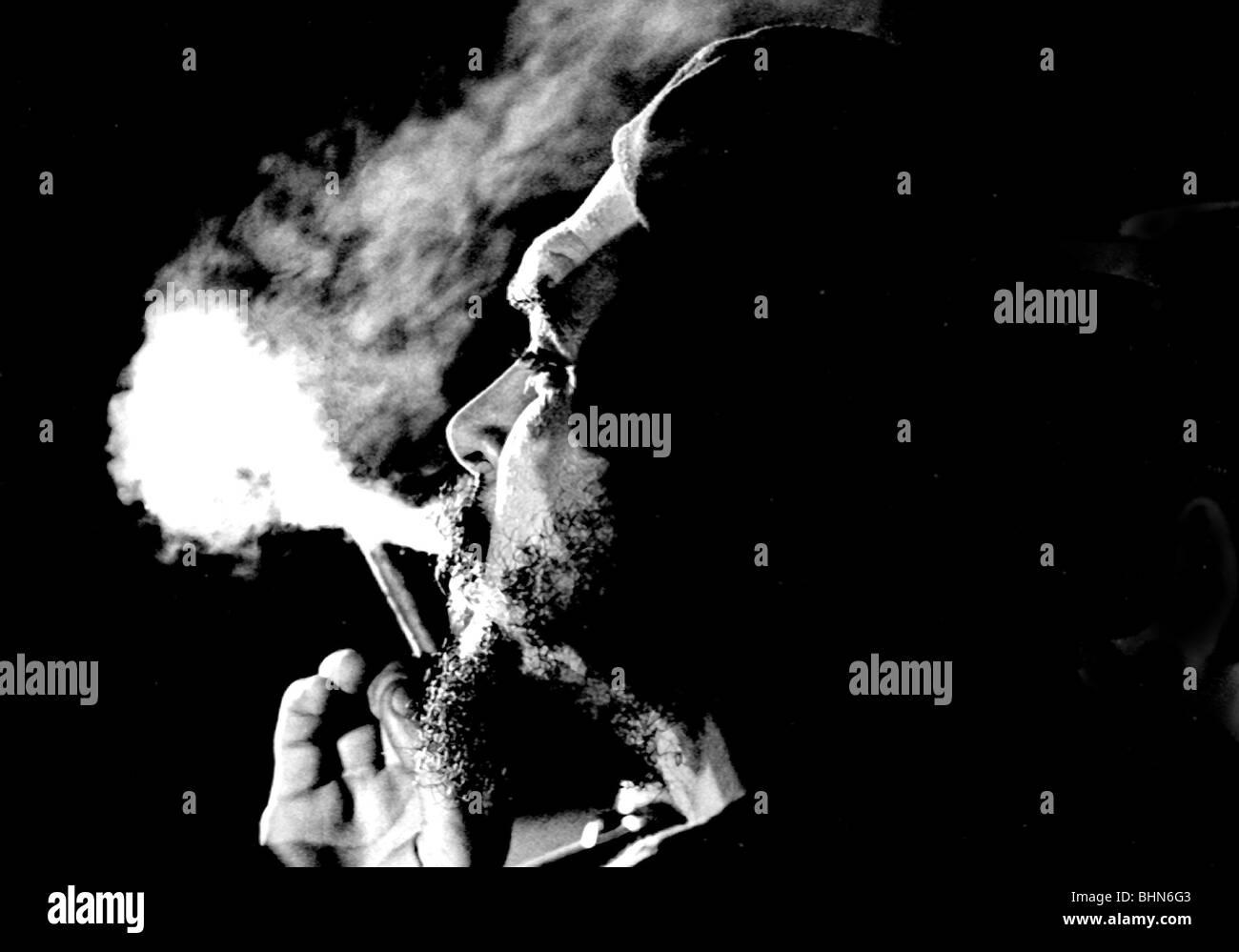 CHE GUEVARA SMOKING CIGAR IN HAVANA, CUBA 1963 Photo by Osvaldo Salas ...