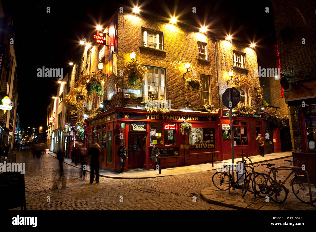 Temple Bar at night. Dublin. Ireland Stock Photo - Alamy