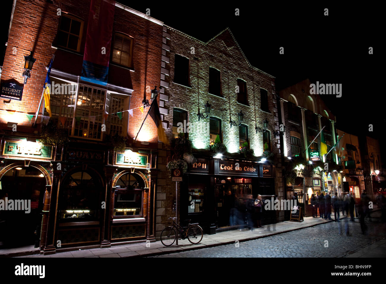 Temple Bar at night. Dublin. Ireland Stock Photo - Alamy
