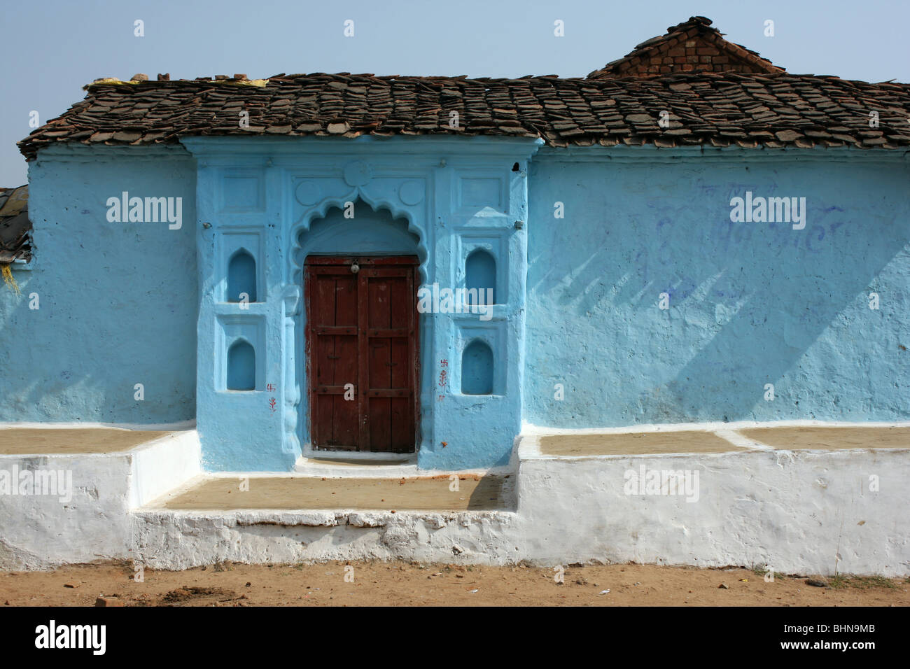 blue doors in orchha india Stock Photo - Alamy