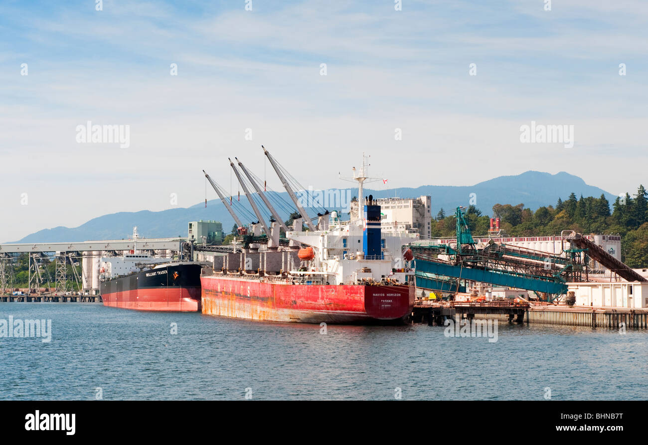 Panamanian registered cargo ship "Navios Horizon" (2001), loading at ...