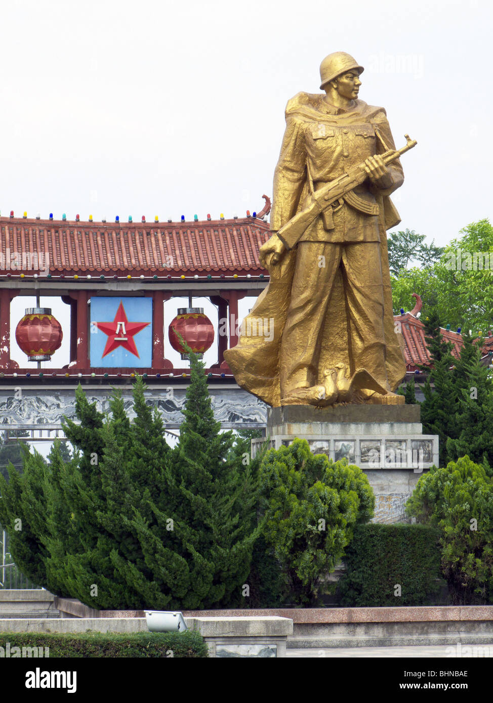 CHINA Statue to army heroes in Dali, Yunnan province Photo by Julio ...
