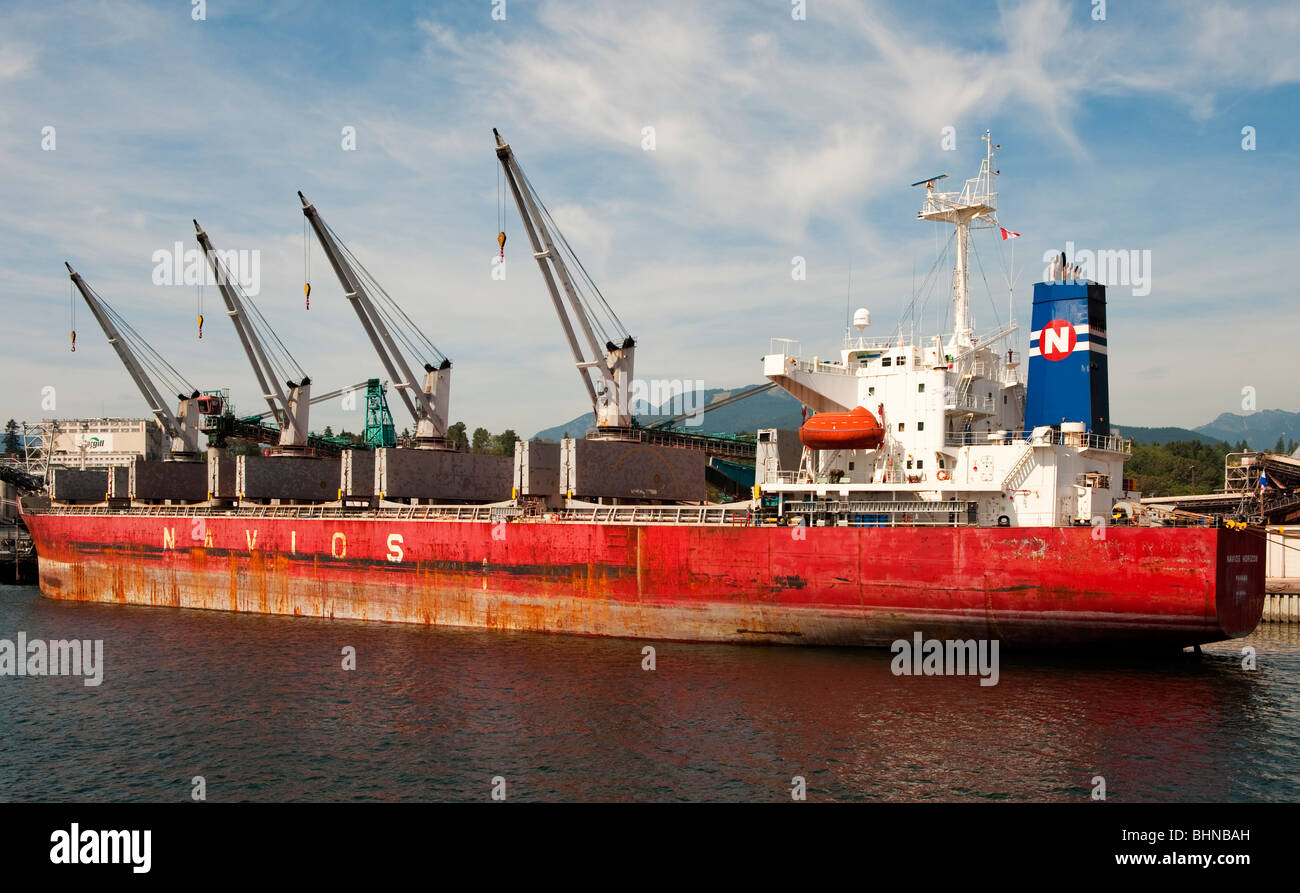 Panamanian registered cargo ship "Navios Horizon" (2001), loading at ...